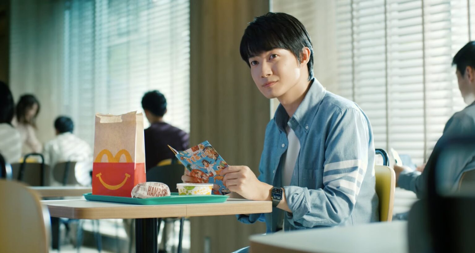 マクドナルドCM2022に出演の俳優は誰？【ハッピーセットすずめといす篇】｜CMラボ