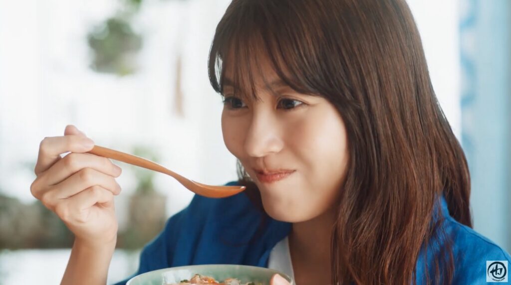 シーチキンCM2022の女優は誰？自転車に乗った後に鉄棒をする女性｜CMラボ