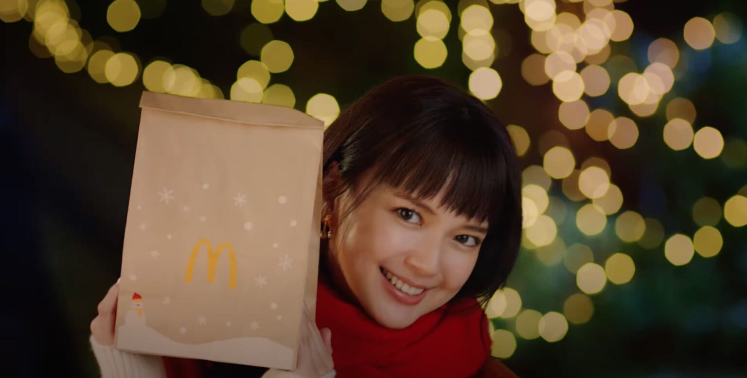 グラコロCM2022の女優は誰？赤いマフラーの女性【マクドナルド】｜CMラボ