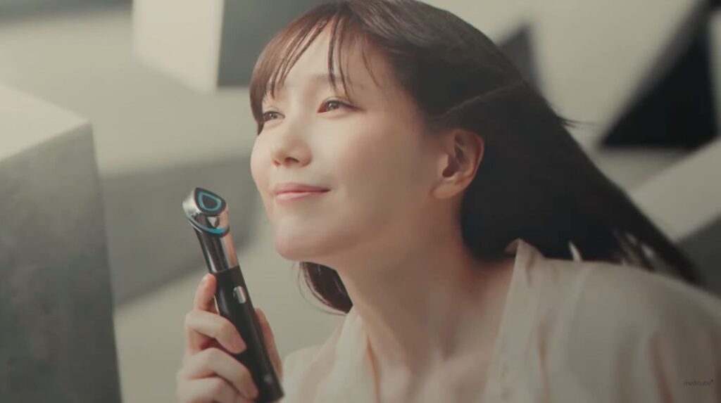 【2023年】メディキューブCMの女優は誰？美しい肌が印象的な女性｜CMラボ