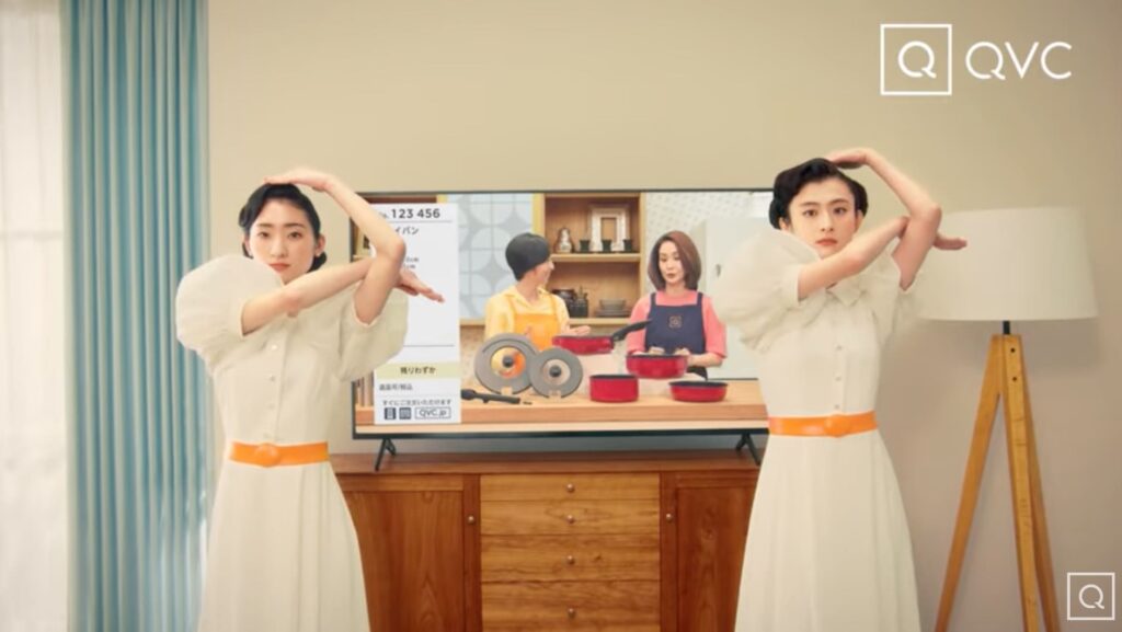 【2023年】QVCのCMダンサーは誰？無表情でひたすら踊る女性2人｜CMラボ