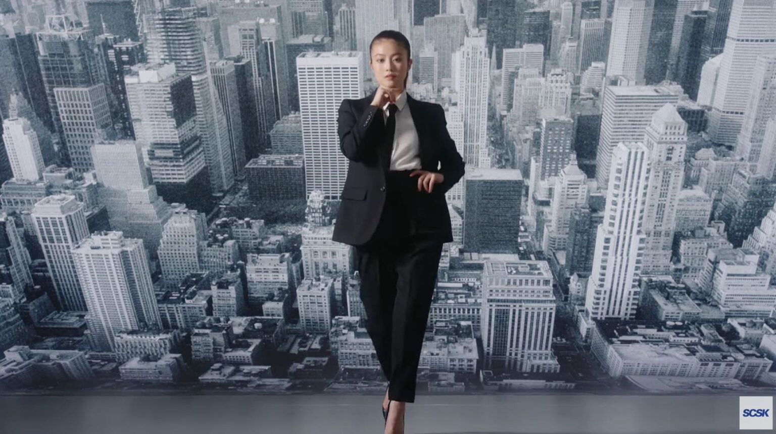 【2023年】SCSKのCM女優は誰？スーツ姿がかっこいい女性｜CMラボ