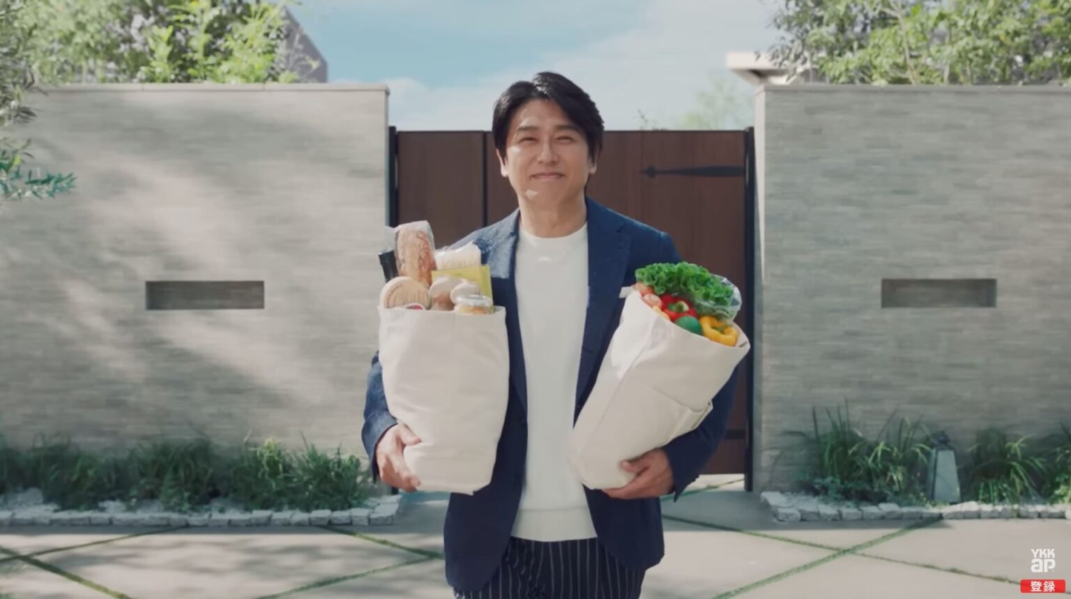 【2023年】YKK AP 顔認証自動ドアCMの俳優は誰？ハンズフリーで快適に入室する男性｜CMラボ