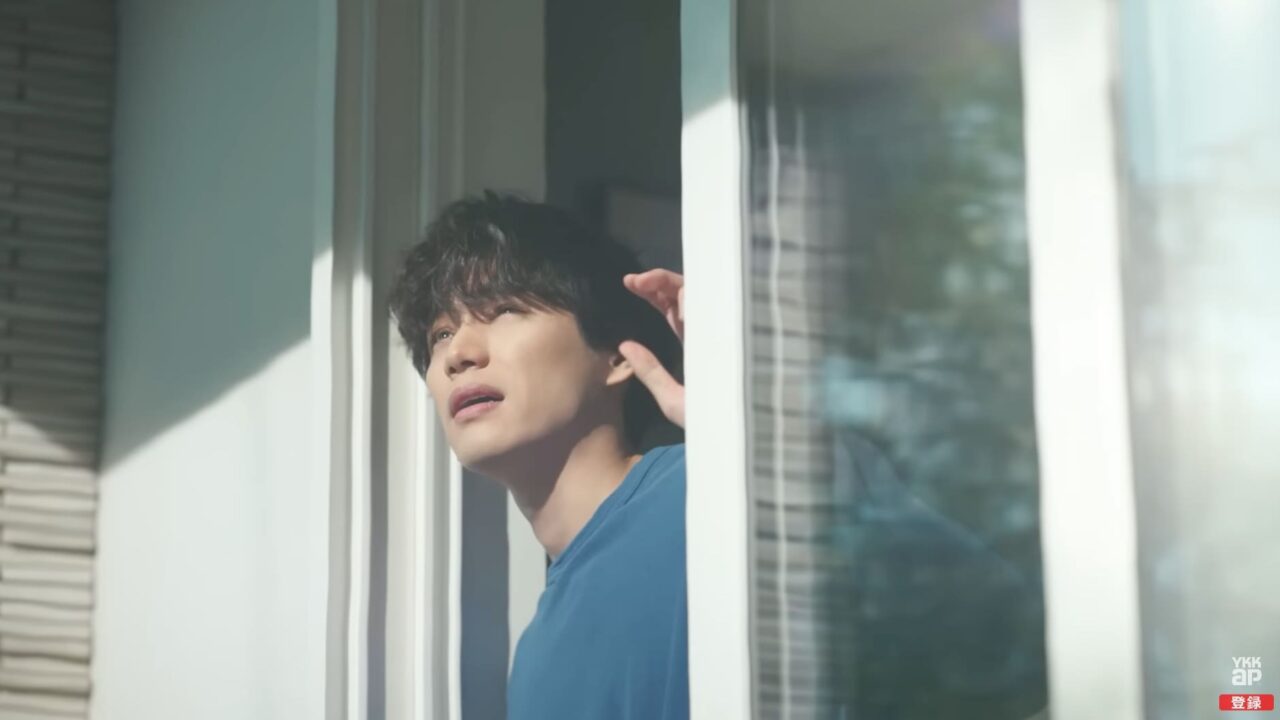 【2023年】YKK APのCM俳優は誰？猫とくつろぐ男性｜CMラボ