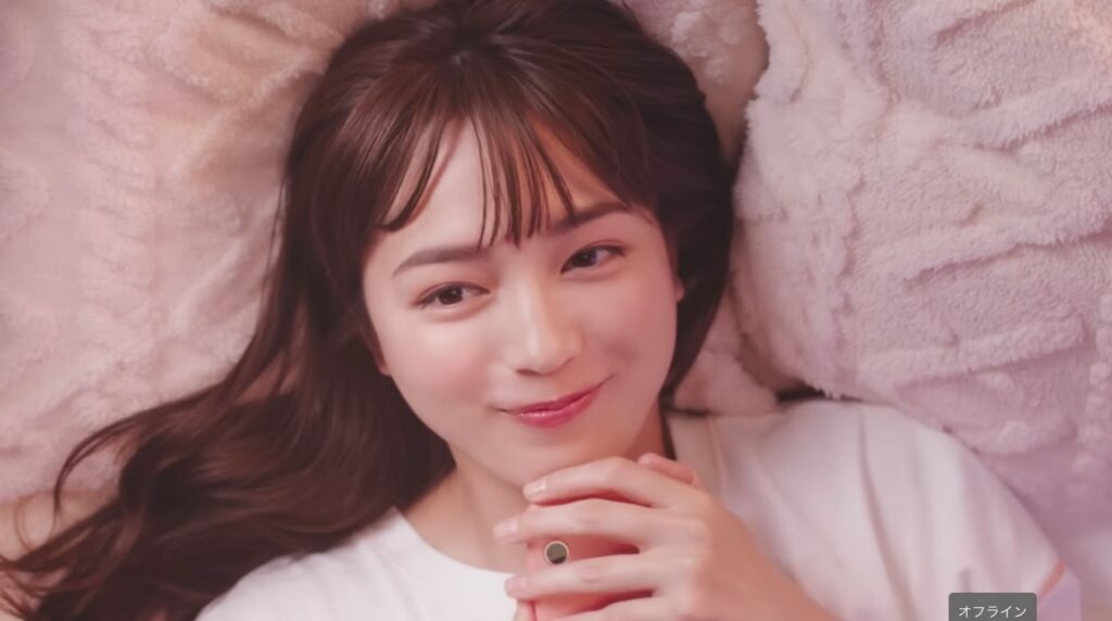 【2023年】Qoo10のCM女優は誰？ベッドでお買い物を楽しむ女性｜CMラボ