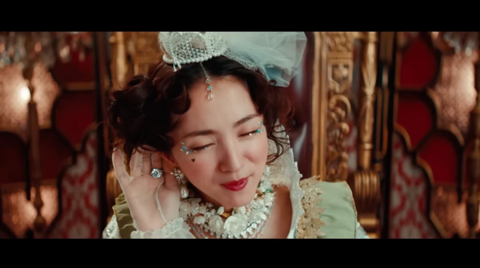 【2023年】UQモバイルCMの女優と俳優は誰？女王と執事を演じる女性と男性｜CMラボ