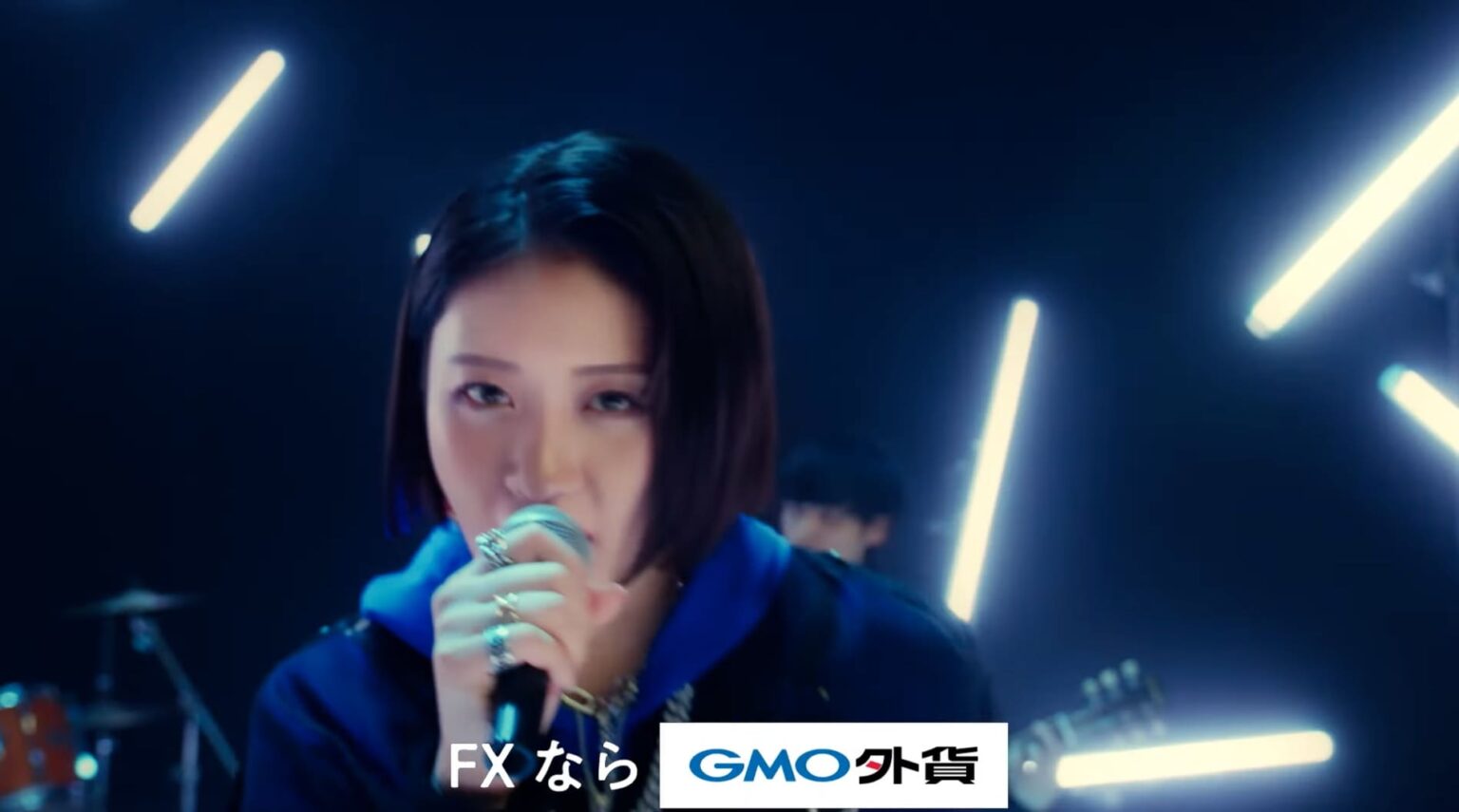 【2023年】GMO外貨CMの女優は誰？FXの曲を歌うミニスカの女性｜CMラボ